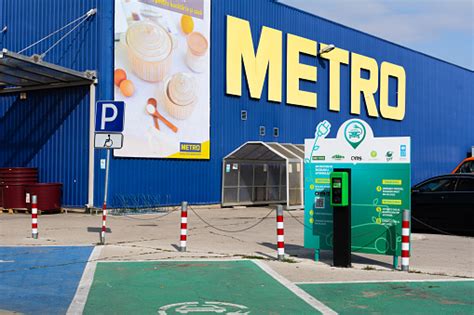 메트로 현금 및 캐리 주차장에서 충전 전기 자동차 용 전원 공급 장치 전기 자동차 충전 소 쇼핑 몰에 대한 스톡 사진 및 기타 이미지 Istock