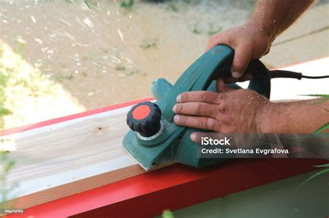 작업 도구입니다 나무 재료의 가공 목수 남자는 전기 비행기에 대 한 나무 판자를 누워 있다 건설 산업에 대한 스톡 사진 및 기타 이미지 Istock