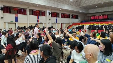 宽柔中学古来分校 图4：讲师走入老师之间，带动现场气氛；老师们纷纷举手参与互动，踊跃回应问题 Facebook