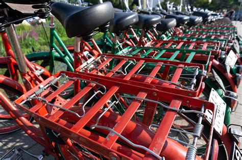 도시 거리에서 고용을 위해 검은 색 좌석과화물 랙이있는 녹색과 빨간색 자전거의 긴 줄 0명에 대한 스톡 사진 및 기타 이미지 0명 건축 도시 Istock