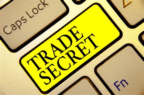 영업 비밀을 보여주는 텍스트 기호 개념 사진 기밀 정보 제품 지적 재산권 노란색 키보드 키 의도 대 한 반사 문서 컴퓨팅 컴퓨터