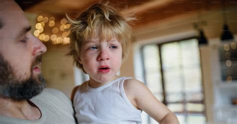 집 실내에서 작고 아픈 불행한 아들을 안고 위로하는 아버지 사진 Unsplash의 건강 상태 이미지