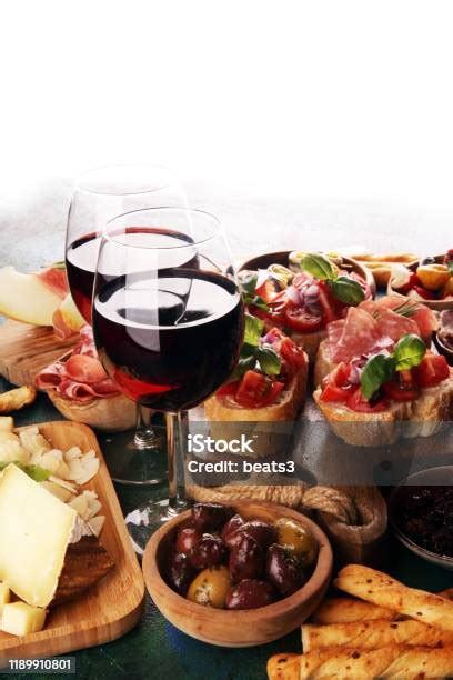 이탈리안 안티파스티 와인 스낵 세트 치즈 종류 지중해 올리브 해산물 샐러드 프로슈토 디 파르마 토마토 멸치 와인 잔 고기에 대한 스톡 사진 및 기타 이미지 Istock