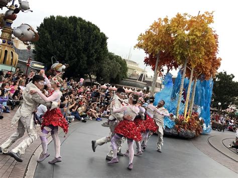 Videophotos Magic Happens Parade Makes Surprise Debut At Disneyland