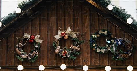 세련된 럭셔리 크리스마스 화환 조명과 화환 Wwood 오두막 도시의 휴일 축하 장식 사진 Unsplash의 우크라이나 이미지