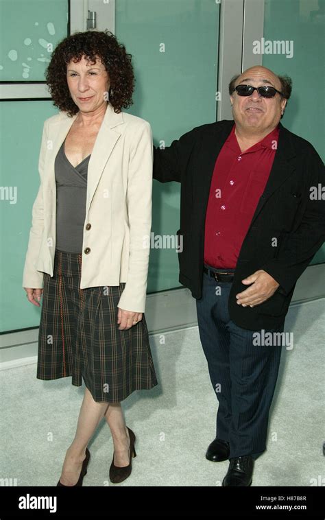 Rhea Perlman And Danny Devito The In Laws Film Premiere Cinerama Dome Hollywood Usa 19 May 2003