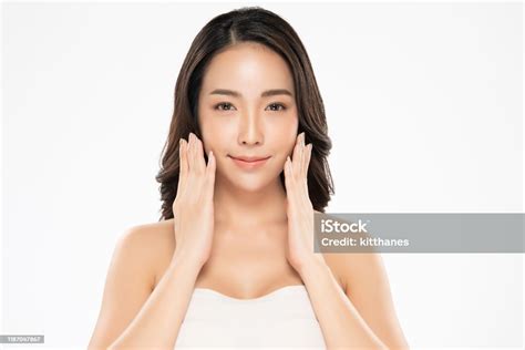 깨끗 하고 신선한 피부와 함께 부드러운 뺨과 미소를 만지는 아름 다운 젊은 아시아 여자 행복과 쾌활한 흰색 배경에 고립 아름다움과 화장품 개념 건강관리와 의술에 대한 스톡