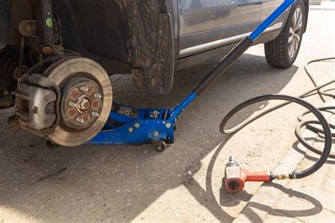 유압 자동차 잭은 타이어를 교체하기 위해 새 차를 들어 올립니다 0명에 대한 스톡 사진 및 기타 이미지 0명 강철 검사