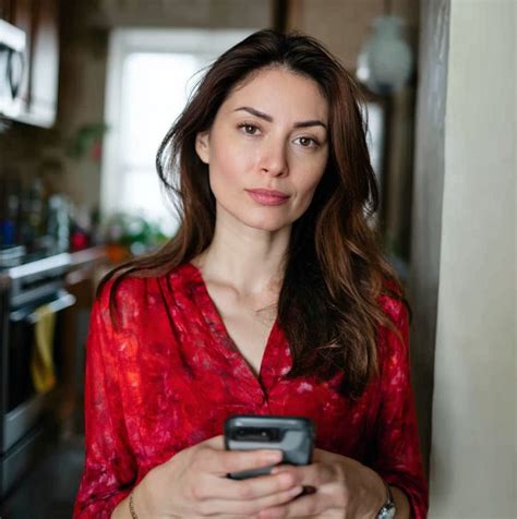 Дорогая мама хочет купить дом для моей сестры ей нужно 3 миллиона так что я снял все деньги с