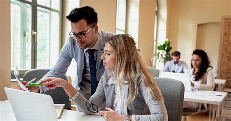 노트북을 사용하여 함께 작업하고 사무실에서 차트를 분석하는 두 명의 동료 사진 Unsplash의 세르비아 이미지