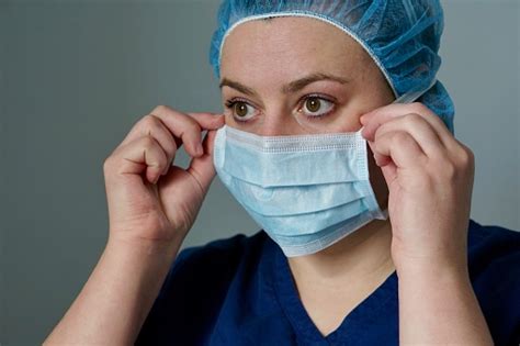 수술실 을 준비하기 위해 마스크를 착용하는 여성 외과 의사 또는 외과 간호사의 클로즈업 간호사에 대한 스톡 사진 및 기타 이미지 간호사 건강관리와 의술 공중 Istock