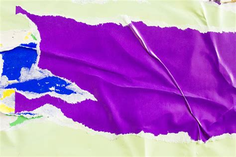 보라색과 녹색 찢어진 구겨진 종이 포스터 오래 된 더러운 찢어진 그런 지 종이 플래카드 질감 배경 벗겨 텍스트의 공간을 복사합니다 보라색에 대한 스톡 사진 및 기타 이미지