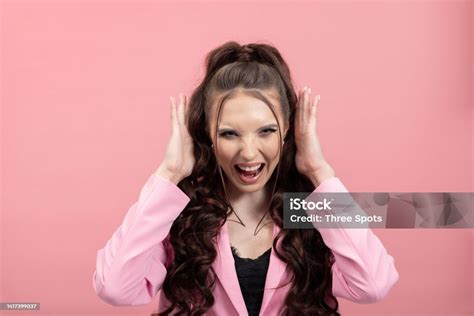 비명 증오 분노 핑크색 스튜디오 배경에서 비명을 지르는 감정적 인 화난 여자를 울고 감정적이고 젊은 얼굴 여성 절반 길이 초상화 인간의 감정 얼굴 표정 개념 트렌디 한 색상