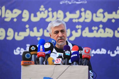 عکس نمایی دیگر از حادثه وحشتناک سقوط هلی‌کوپتر وزیر ورزش در یک ورزشگاه