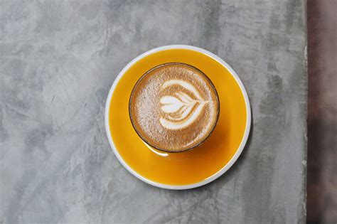 대리석 테이블 배경에 아름다운 꽃 모양 라떼 아트와 뜨거운 커피 한 잔 스테인리스강에 대한 스톡 사진 및 기타 이미지 스테인리스강 유리잔 카페 Istock