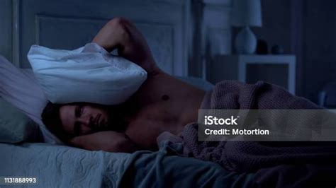 불면증을 가진 젊은 남성 시끄러운 이웃 음악을 듣고 문제 걱정하는에 대한 스톡 사진 및 기타 이미지 걱정하는 관능 기진