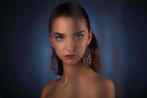 Pi Kna Dziewczyna Z Kreatywnie Kolorowym Makeup Na Ciemnym Tle Obraz Stock Obraz Z O Onej Z