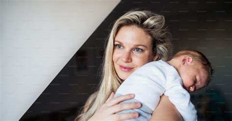 집에서 잠자는 신생아를 안고 있는 아름다운 젊은 어머니 공간을 복사합니다 사진 Unsplash의 어머니와 아들 이미지