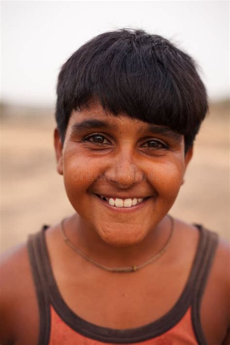 Gelukkige Indische Jongen Dichtbij Karauli In India Redactionele Afbeelding Image Of Traditie