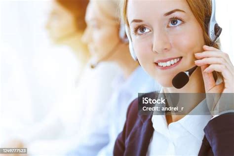 햇볕이 잘 드는 사무실에서 일하는 다양한 전화 사업자 그룹 헤드폰 컨설팅 클라이언트와 잘 생긴 비즈니스 여성 콜센터 및 비즈니스 피플 컨셉 3 명에 대한 스톡 사진 및 기타