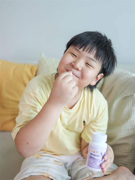 김도현 협찬 편식하는 우리 아들 요즘은 먼저 ‘비타민 주세요 하고 찾아요☺️” 매일 반찬 골라내던 아이에게 처음 시작한 닥터체크 스트롱키즈 멀티비타민🍇 포도맛