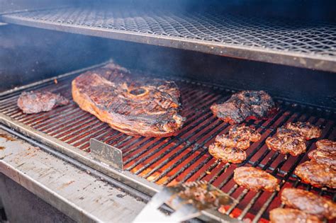 연기가 자욱한 바베큐 그릴에서 요리하는 다양한 구운 고기의 클로즈업 열 아래에서 풍부한 탄 자국과 질감을 보여줍니다 0명에 대한 스톡 사진 및 기타 이미지 Istock