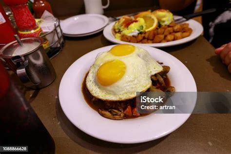 놀자의 Moco 전통적인 하와이 요리 갈색 그레이 비 소스와 계란 밥에 햄버거 패티 0명에 대한 스톡 사진 및 기타 이미지