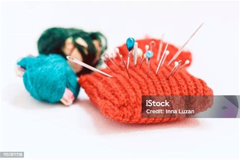 텍스트에 대 한 복사 공간 흰색 배경에 바느질 및 컬러 스레드 코일에 대 한 빨간 니트 바늘 패드 0명에 대한 스톡 사진 및 기타 이미지 Istock