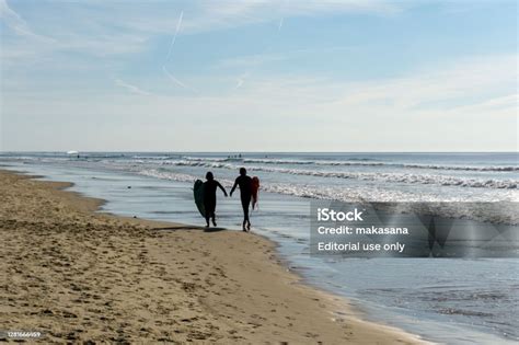 서퍼 부부는 서핑 세션 후 프랑스의 대서양 해안에 해변을 걸어 2명에 대한 스톡 사진 및 기타 이미지 2명 남자 대서양 Istock