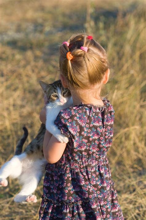 Маленькая красивая девушка сидя и держа бутылка с водой в руке Стоковое Изображение