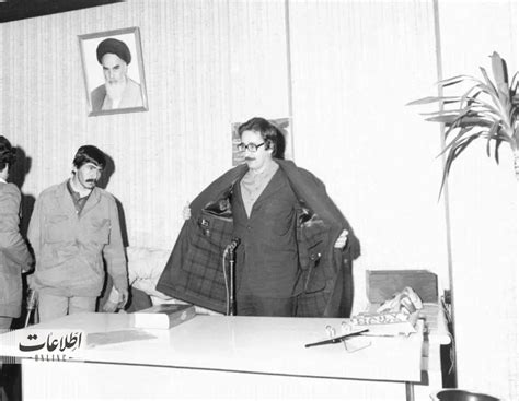 تصویری از بنی‌صدر و داریوش فروهر هنگام ثبت‌نام انتخابات ریاست‌جمهوریعکس