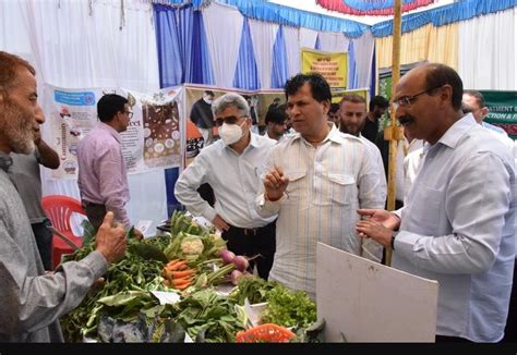 জম্মুৰ মহিলা কৃষকক প্ৰশংসা কৃষি আৰু কল্যাণ বিভাগৰ ৰাজ্যিক মন্ত্ৰী কৈলাস