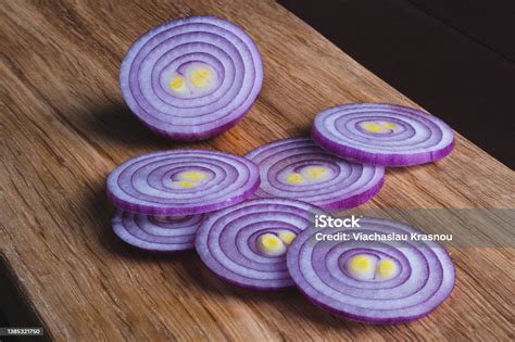 검은 배경의 나무 도마에 고립 된 맛있는 스페인 보라색 빨간 양파의 반지 0명에 대한 스톡 사진 및 기타 이미지 0명 갈색 건강한 생활방식 Istock