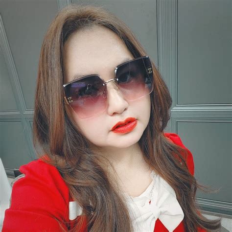 雪兒misscher 今天開始有感降溫了好開心 最喜歡帶有點愁緒，又可以讓我文思泉湧的秋天了～ 晚上不小心挖出五年前的老模照 好喜歡右臉這面光啊～ ️ Facebook