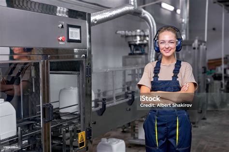 의료 용품 연구 또는 공장에서 일하는 보호 작업복 헤드셋을 착용한 여성 근로자 30 34세에 대한 스톡 사진 및 기타 이미지 30 34세 가득 찬 가솔린 Istock