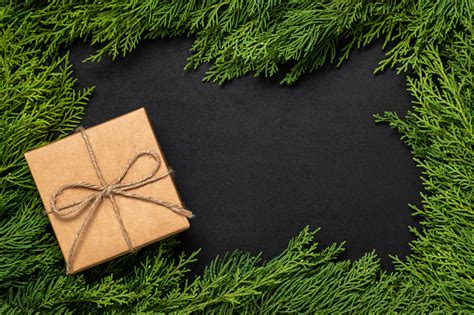 전나무 가지와 선물 종이 상자의 프레임은 꼬기로 묶여 크리스마스 카드 공백 N 0명에 대한 스톡 사진 및 기타 이미지 0명 갈색 겨울 Istock