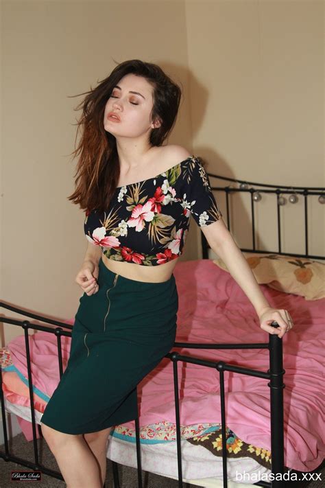 Amazing Chick Gets Naked And Unveils Her Big Boobs Photos