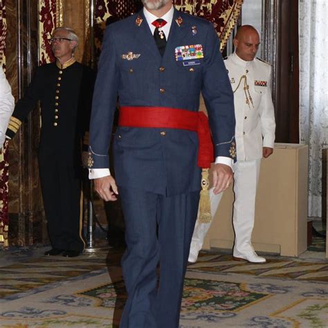 El Rey Felipe Vi Con El Fajín De Capitán General De Los Ejércitos La