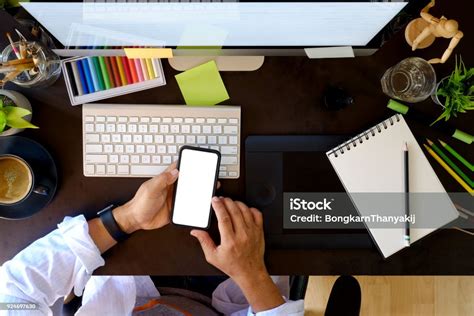 디자이너 스마트 전화와 디지털 태블릿을 사용 하 여 데스크톱 컴퓨터 Uncreative 어두운 책상 개념에 대한 스톡 사진 및