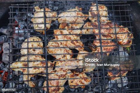 그릴에 바베큐 소스 요리와 치킨 고기 바베큐 그리드에서 조리된 신선한 닭 가슴살 고기 바비큐 치킨에 대한 스톡 사진 및 기타