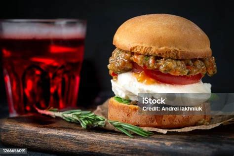 나무 판에 튀긴 가지 토마토 양상추 아보카도 모짜렐라 치즈로 만든 채식 햄버거 채식 음식에 대한 스톡 사진 및 기타 이미지