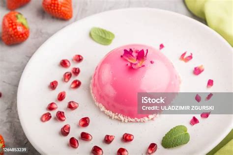 회색 콘크리트 배경과 녹색 직물에 딸기와 핑크 무스 케이크 측면 보기 클로즈업 선택적 초점 0명에 대한 스톡 사진 및 기타