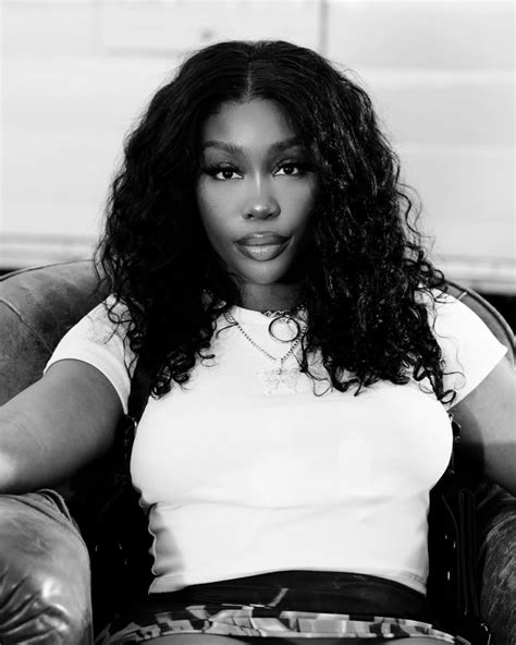 Sza For Shirt Music Video In Black And White Female Artists Music