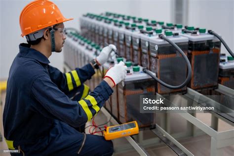 산업 환경에서 멀티미터로 배터리 유지 보수를 수행하는 기술자 에너지 저장 시스템의 적절한 기능과 안전성을 보장하는 데 중점을 둡니다 배터리 전원에 대한 스톡 사진 및 기타
