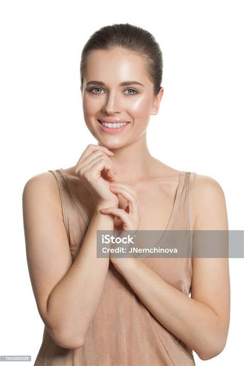 행복 한 웃는 여자 스파 모델 흰색 절연 맑은 피부와 예쁜 여자입니다 스킨케어 및 페이셜 트리트먼트 컨셉 건강관리와 의술에 대한 스톡 사진 및 기타 이미지 Istock