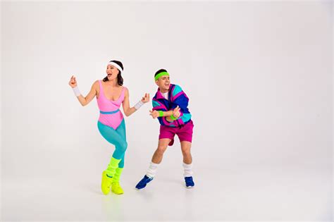 복고풍 스포츠웨어를 입은 활기찬 커플이 흰색 배경에 펑키한 댄스 동작을 선보이며 즐겁고 활동적인 라이프스타일을 보여줍니다 2명에 대한 스톡 사진 및 기타 이미지 Istock