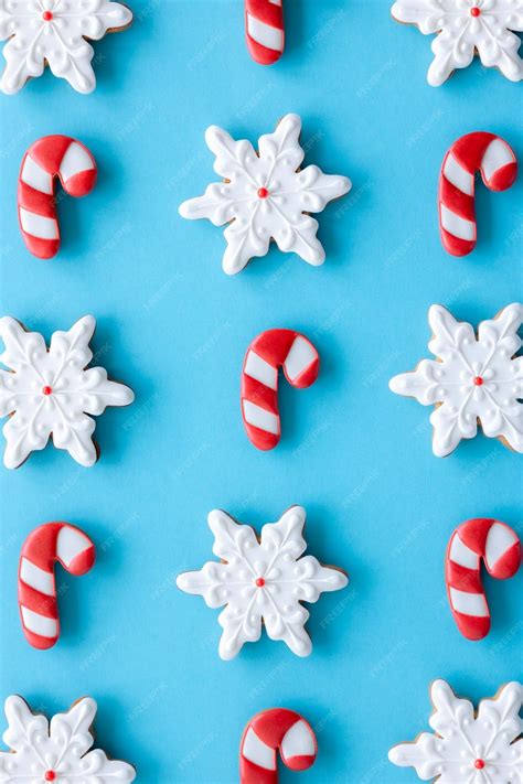 Hermosas Galletas De Jengibre Glaseadas De Navidad Sobre Un Fondo Azul Plano Foto Gratis