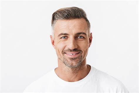 Retrato De Homem De 30 Anos De Sucesso Com Cerdas Vestindo Camiseta
