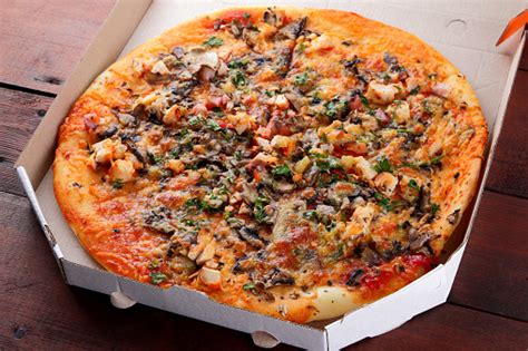 나무 배경 상자에서 피자입니다 닭고기 버섯 채소 치즈 소스와 이탈리아 피자 골 판지 상자에 축제 식사입니다 공간 복사 건강한 식생활에 대한 스톡 사진 및 기타 이미지