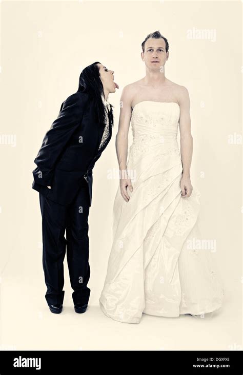 Braut Trägt Einen Anzug Stossen Zunge Heraus Bei Der Bräutigam Trägt